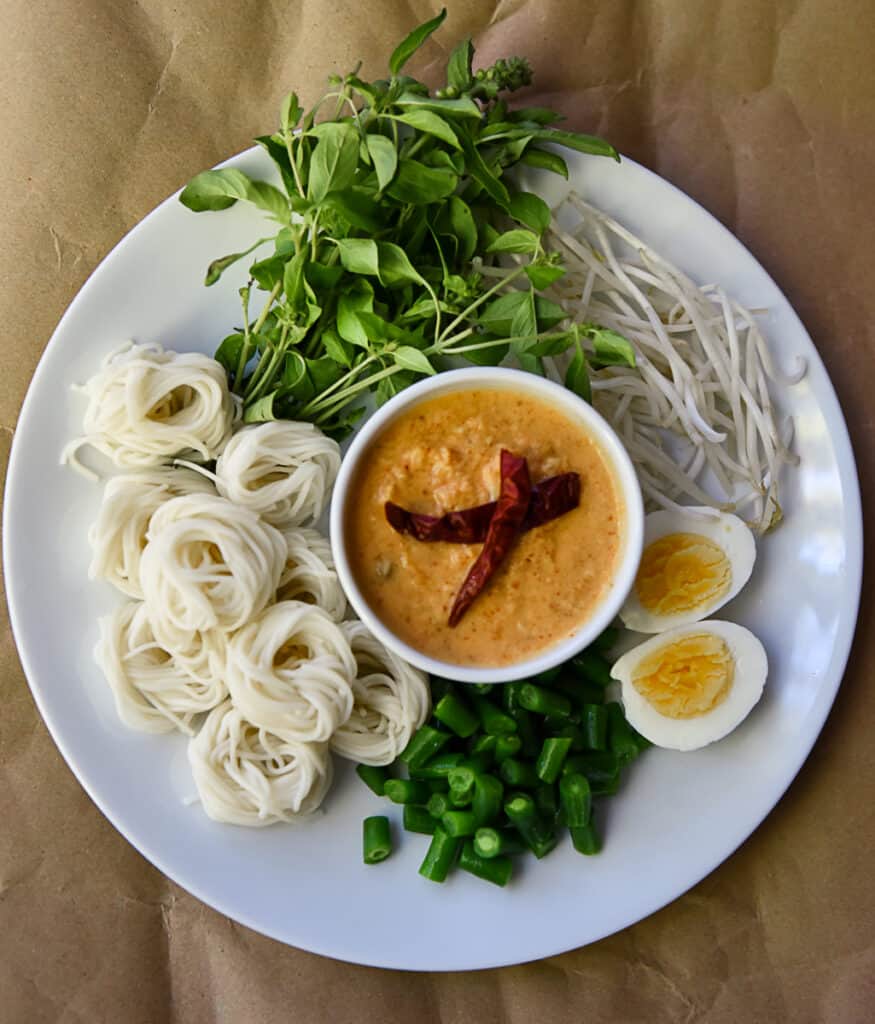 Noodles with Fish Curry | Khanom Jeen Nam Ya | ขนมจีนน้ำยา - Rachel Cooks Thai